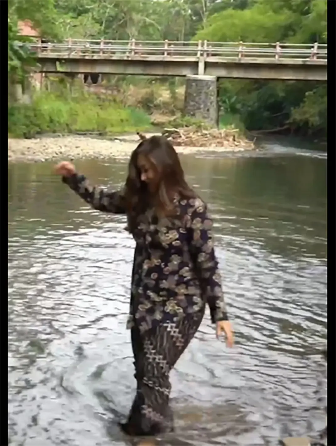 Potret Nafa Urbach Mandi di Sungai, Lihat Kali Suka Lupa Umur - Photo Fimela.com