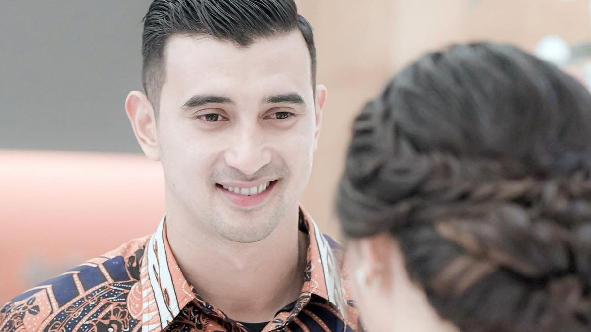 Menangis, Gantengnya Ali Syakieb saat Tunangan dengan Margin Wieheerm ...