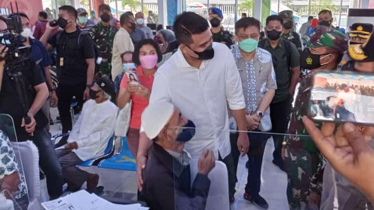 Bobby Nasution Tinjau Vaksinasi Massal di Belawan, 10.000 Warga Medan Berpartisipasi - Regional ...