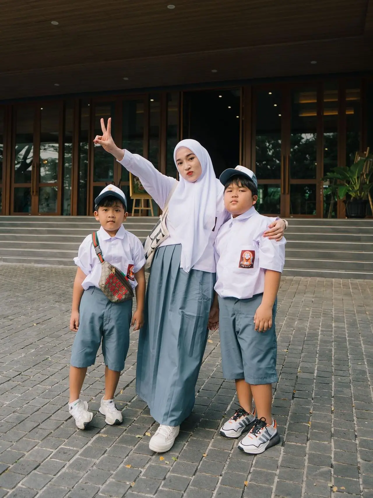 7 Potret Ririe Fairus Pakai Seragam SMA Bersama Buah Hati Ini Tuai ...