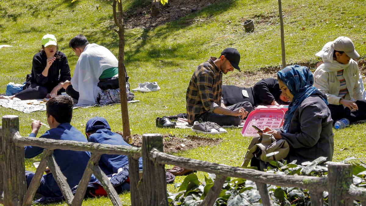 Warga Iran Pergi Piknik ke Alam Terbuka Merayakan Hari Alam Tandai ...