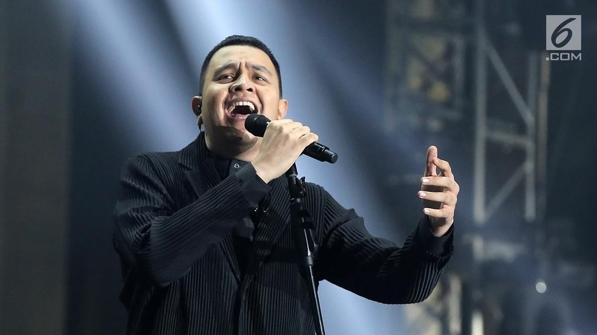 FOTO: Tulus Bius Ribuan Penggemar di Konser Monokrom - Foto Liputan6.com