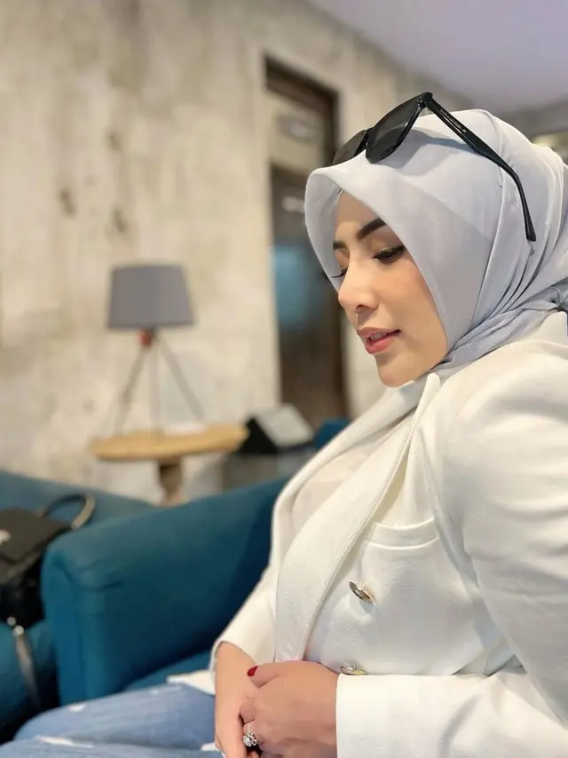 7 Potret Calon Istri Angga Wijaya Pakai Hijab, Single Mom Awet Muda - Hot Liputan6.com