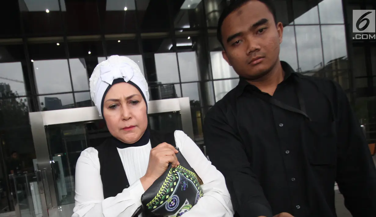 FOTO: Tangis Ibu Zumi Zola Usai Diperiksa KPK - Foto Liputan6.com