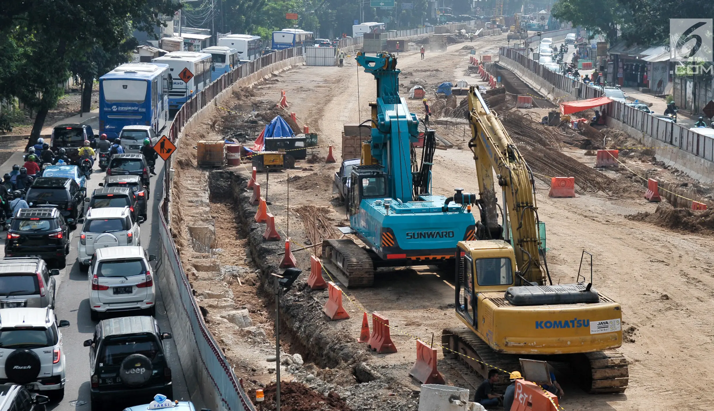 Pembangunan Underpass Kuningan Kembali Dikerjakan - Foto Liputan6.com