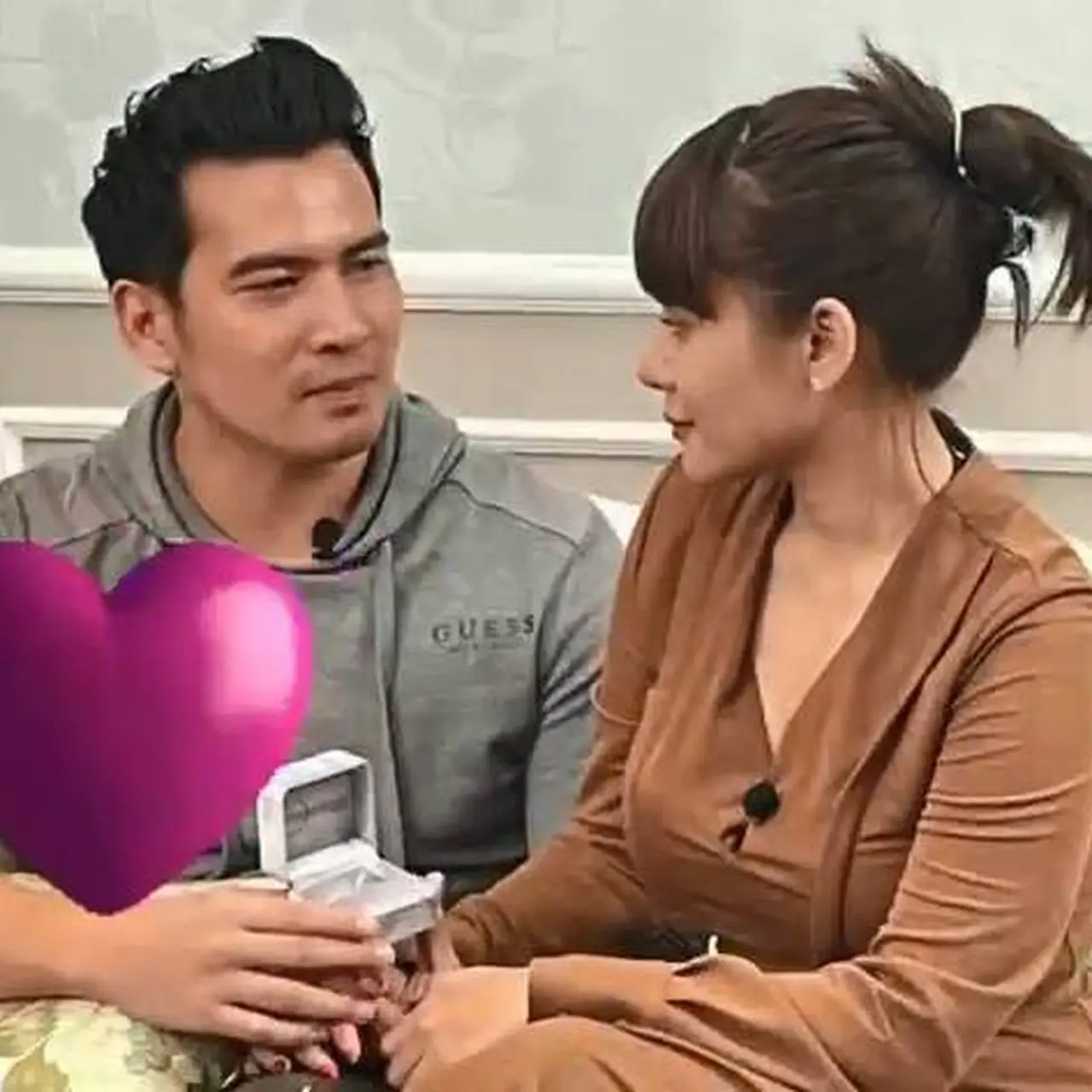 Balikan, Ini 6 Potret Ridho Ilahi Saat Beri Cincin Dinar Candy - Hot ...