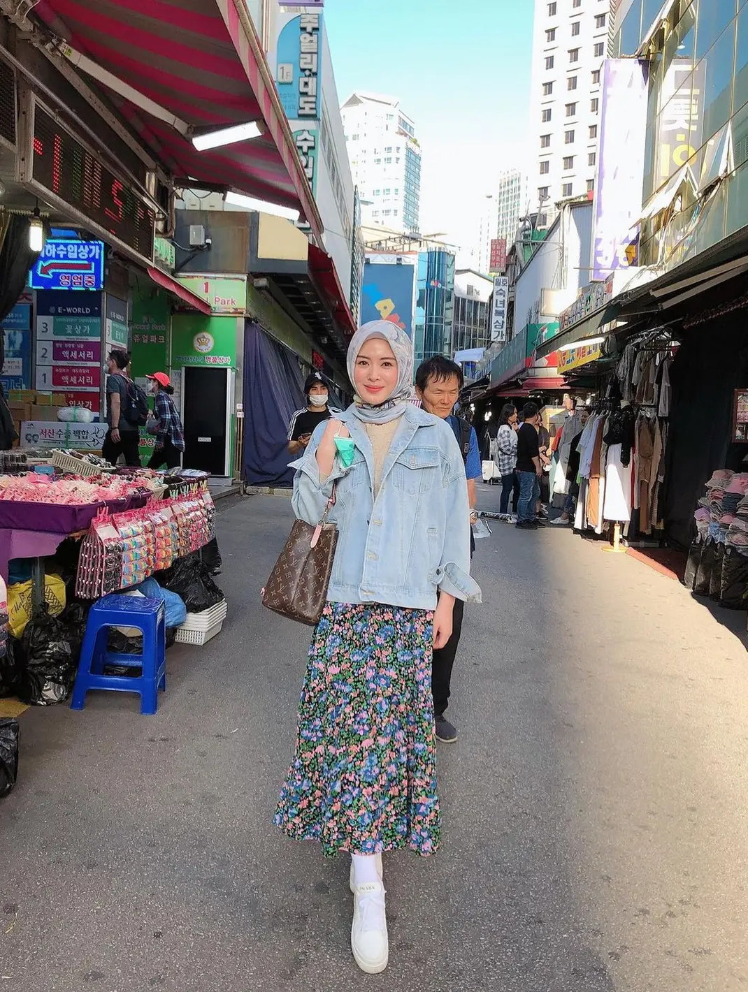 10 OOTD Rok Motif Bunga ala Seleb, dari Ayana Moon hingga Anya ...