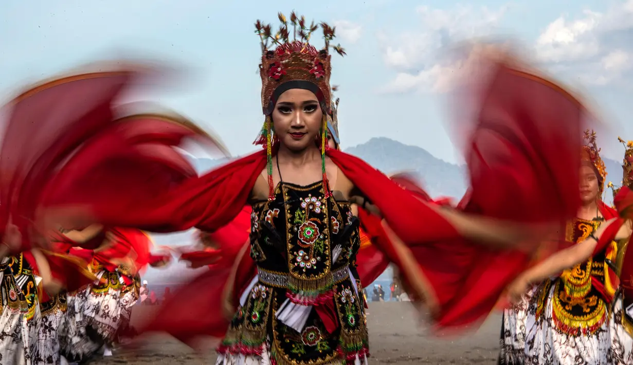 FOTO: Atraksi 1.300 Penari Gandrung Banyuwangi Memukau Wisatawan - Foto ...