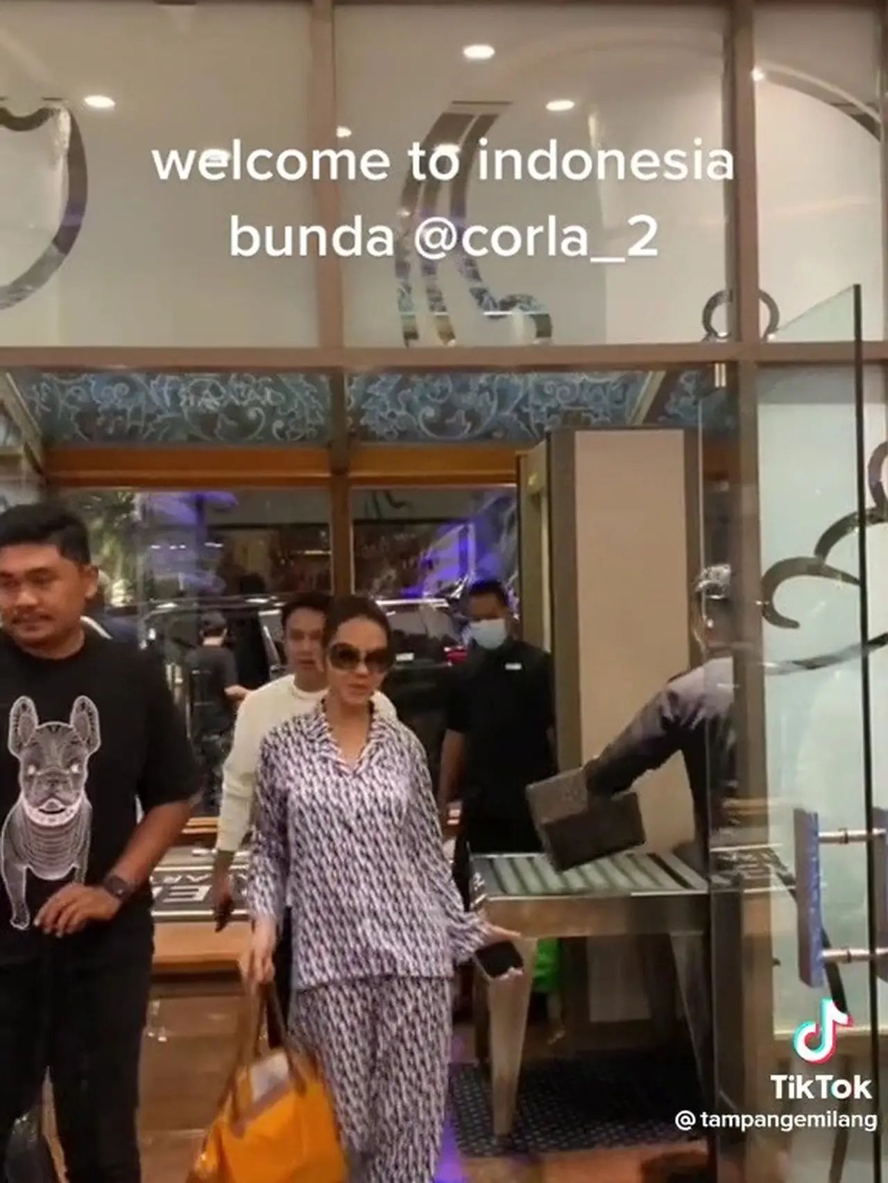 6 Potret Detik-Detik Kedatangan Bunda Corla di Indonesia, Gelar Jumpa Fans - Hot Liputan6.com