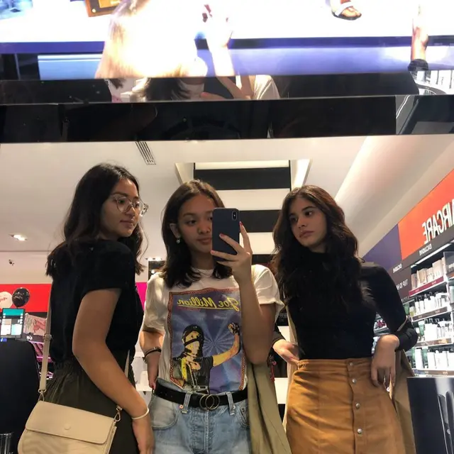 Jarang Tersorot, Ini 5 Potret Cantik Arla Ailani Putri Bucek Depp dan ...