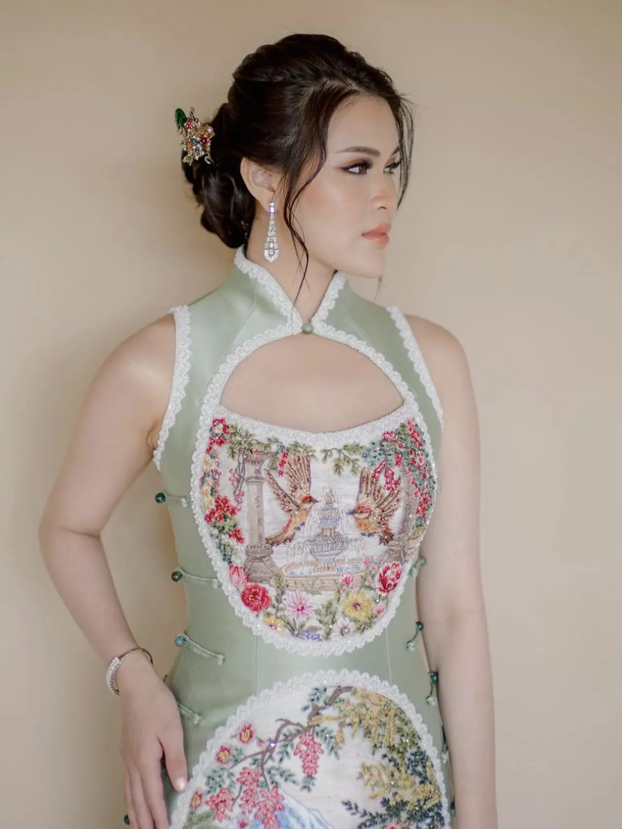 Potret Anggun Gaya Bergaun Cheongsam Chen Giovani, Calon Mantu Hotman ...