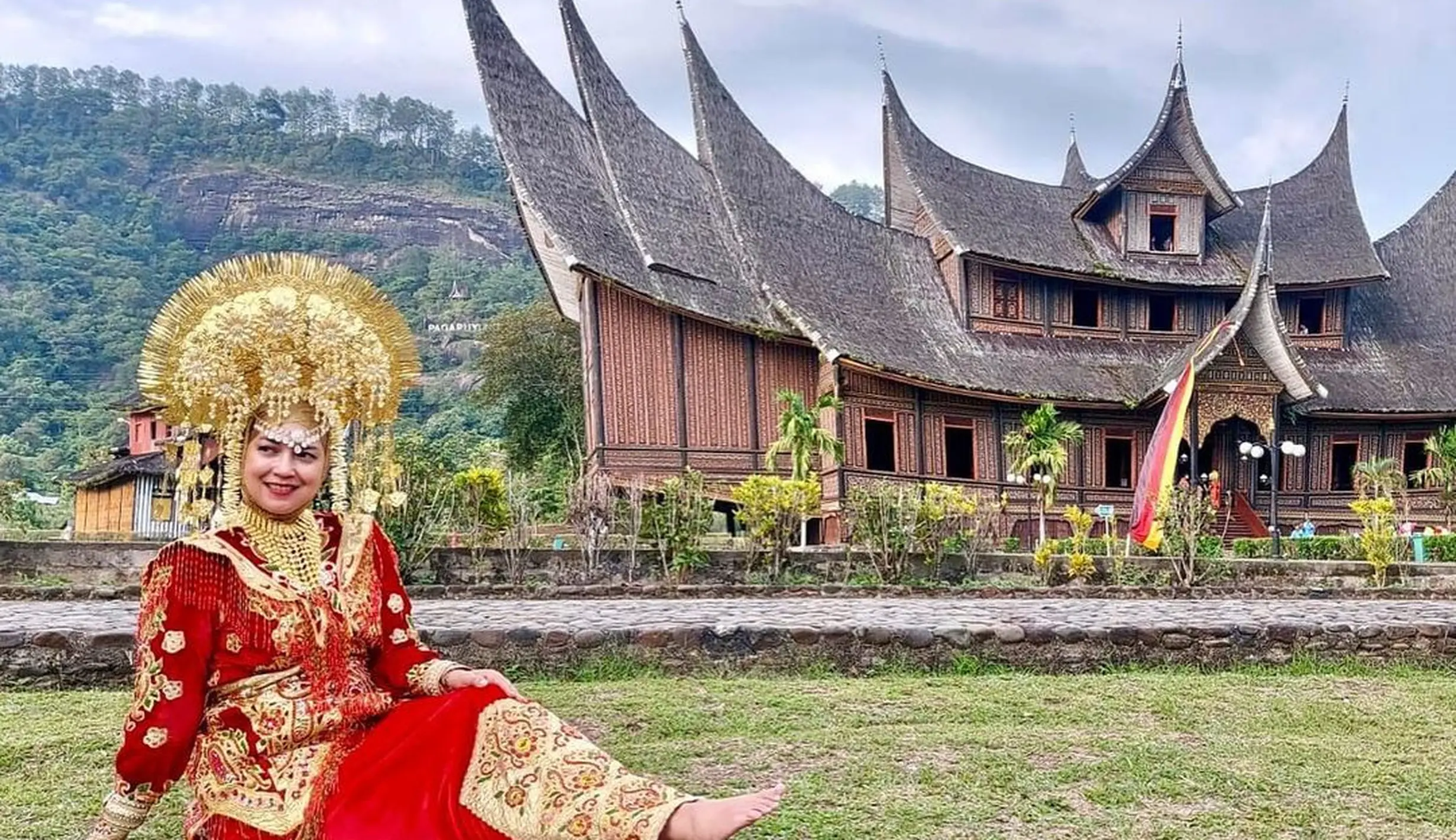 8 Pesona Menawan Ira Wibowo Kenakan Suntiang, Cantik Bak Gadis Minang ...