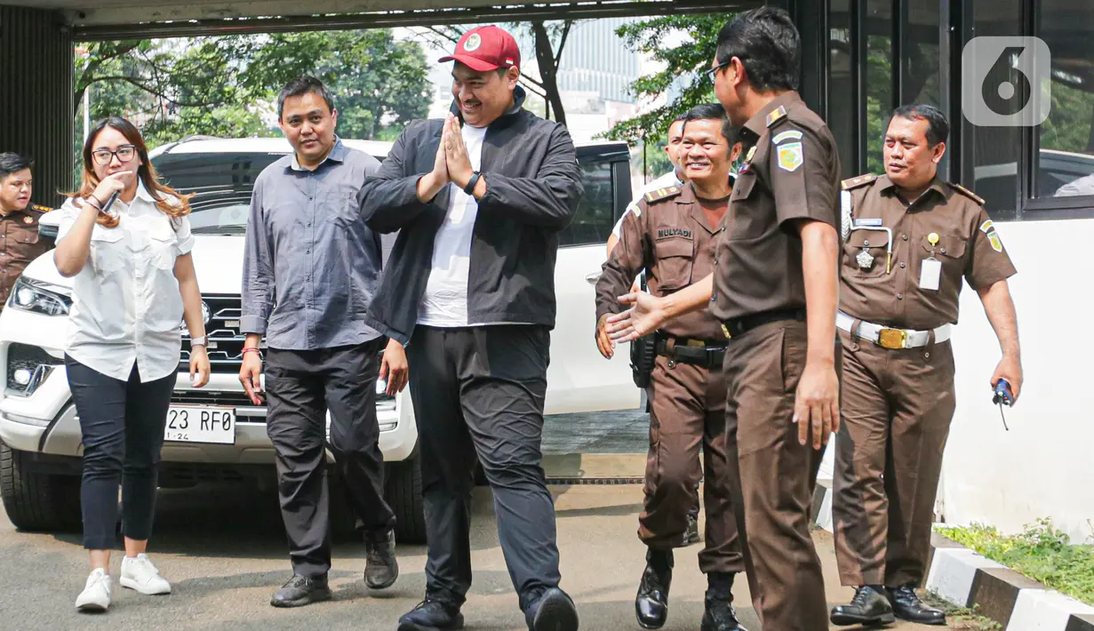 Menpora Dito Ariotedjo Penuh Senyum Saat Penuhi Panggilan Kejagung untuk Pemeriksaan Kasus ...