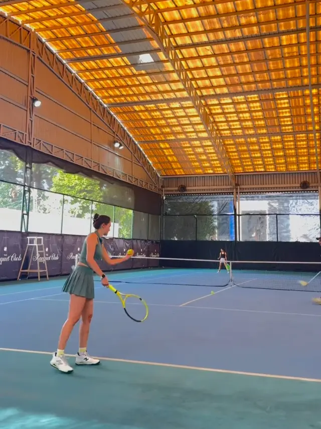 7 Potret Luna Maya Main Tenis Setelah Sahur dan Ngabuburit, Enerjik ...