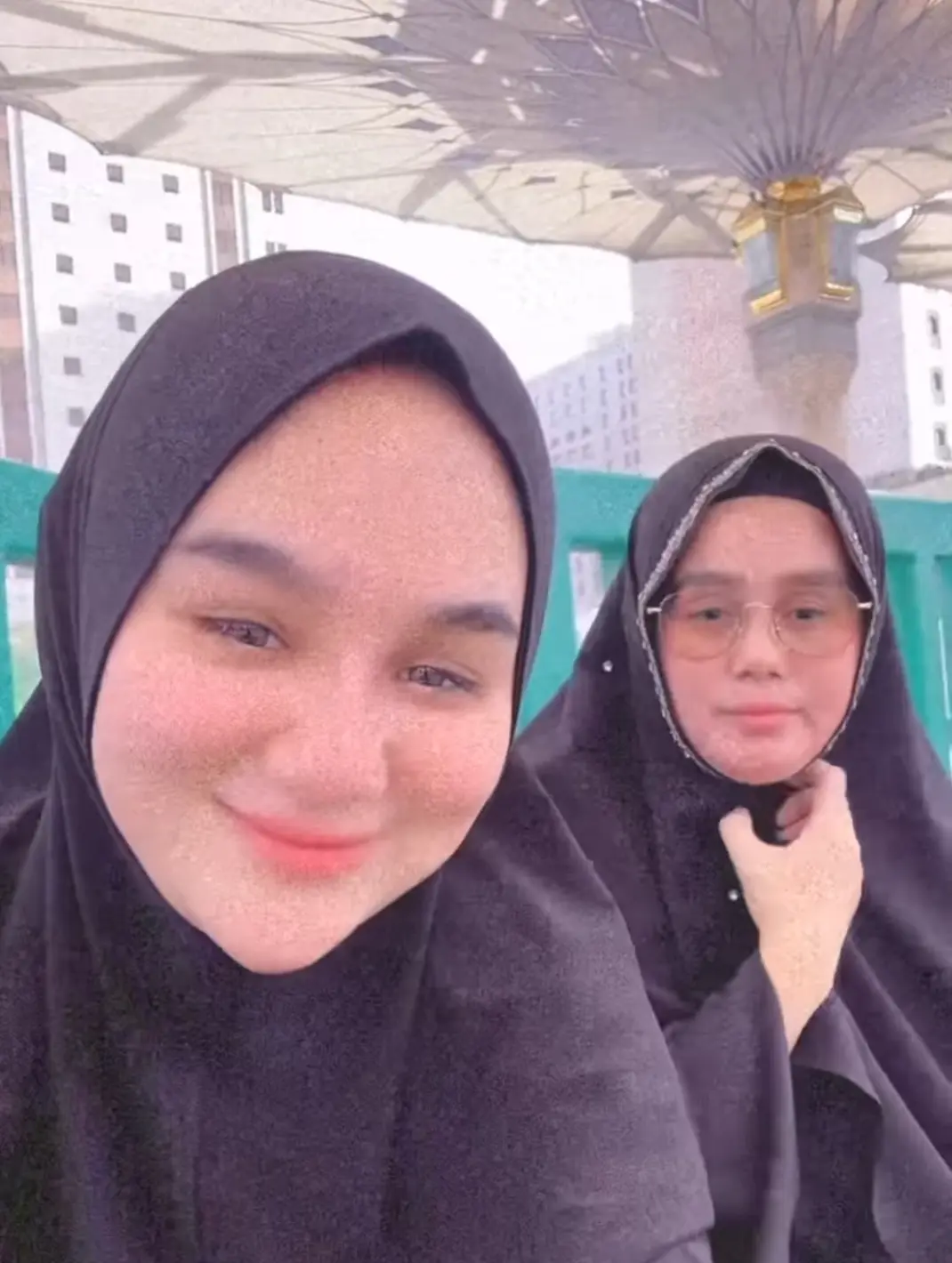 Potret Hana Hanifah Pakai Hijab Bikin Pangling, Cekcok dengan Suami Saat Umroh - Foto Liputan6.com