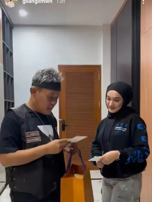 6 Potret Santyka Fauziah yang Kerap Tampil dengan Busana Hitam, ala Cewek Mamba - Hot Liputan6.com