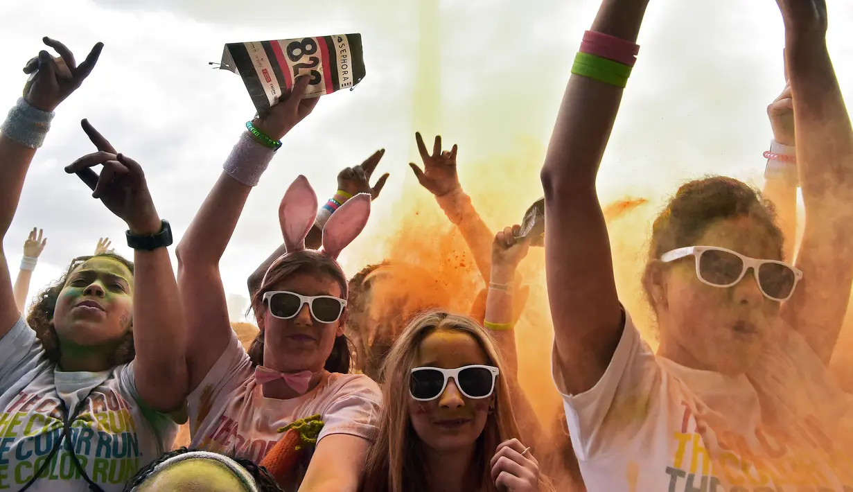 Keceriaan Peserta Color Run di Menara Eiffel - Foto Liputan6.com
