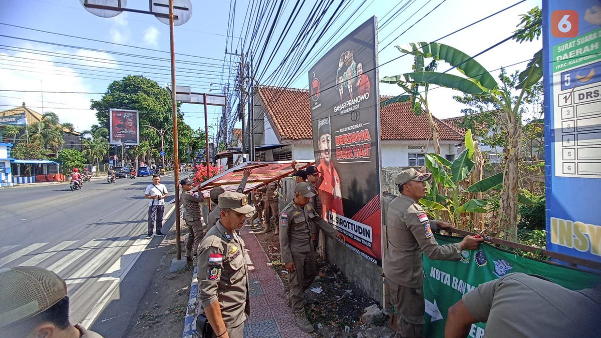 Bawaslu Banyuwangi Tertibkan Ribuan APK Langgar Aturan - Surabaya Liputan6.com