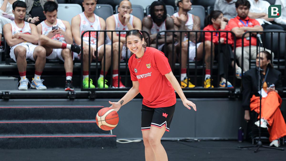 Foto: Aksi Yolla Yuliana Jajal Lapangan Basket Indonesia Arena, Main ...