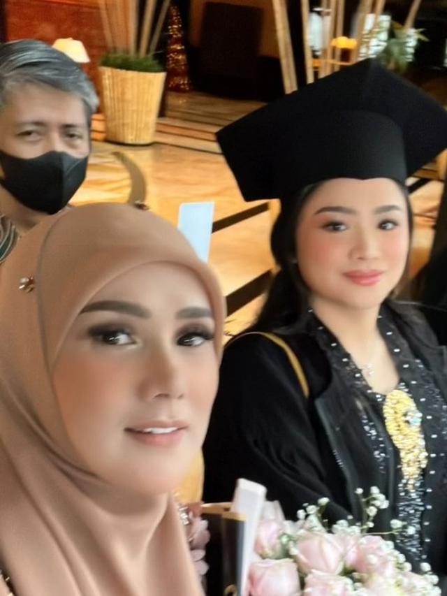 6 Momen Tiarani Savitri Anak Mulan Jameela Wisuda S1 Dihadiri Ibu dan ...