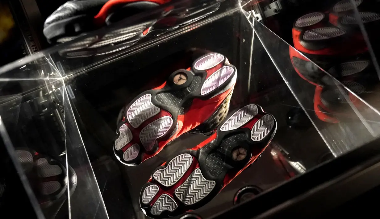 Sepatu Kets Michael Jordan Pecahkan Rekor Lelang, Laku Terjual Rp 33 ...