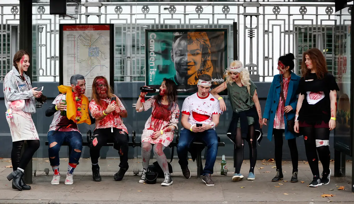 PHOTO: Zombie Berkeliaran Jadi Hiburan Wisatawan di Paris - Foto ...