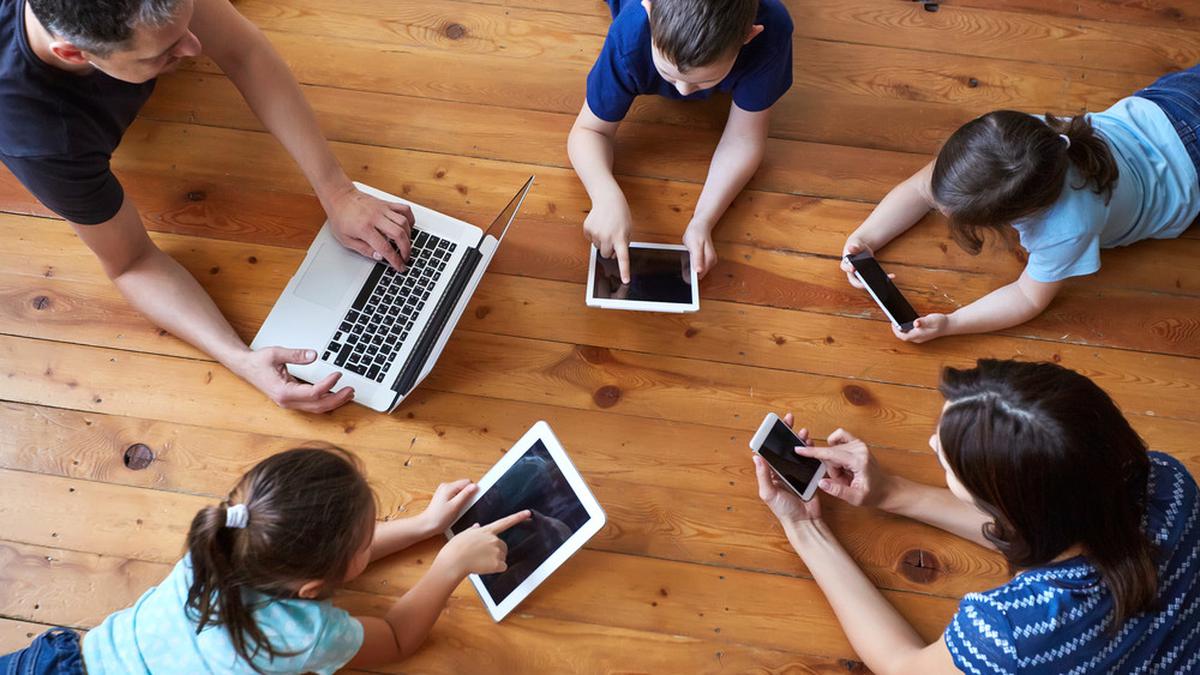 Internet Sehat dan Aman: Ini 6 Etika yang Harus Kamu Terapkan dalam ...