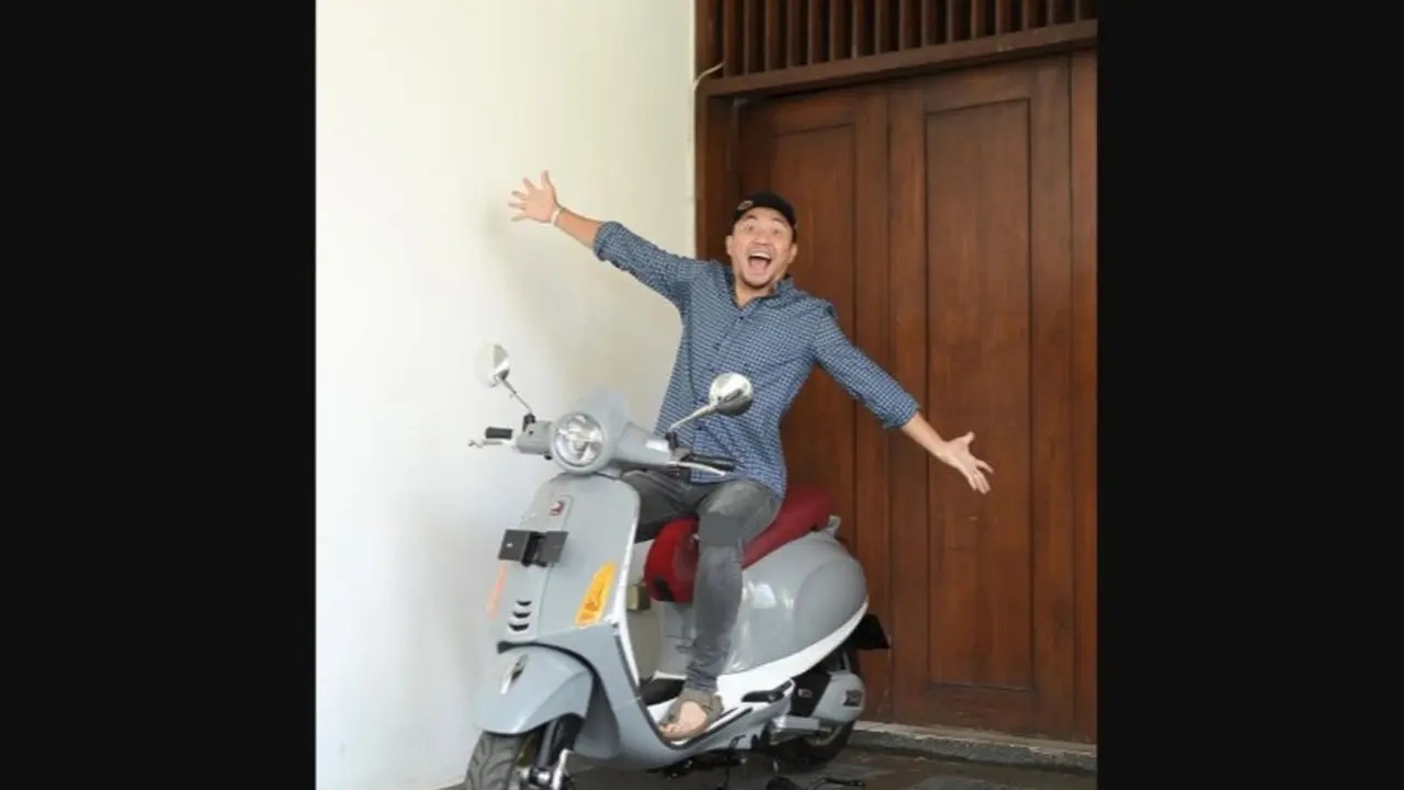Arief Muhammad Bagi-Bagi Hampers 100 Vespa Gratis - News Liputan6.com