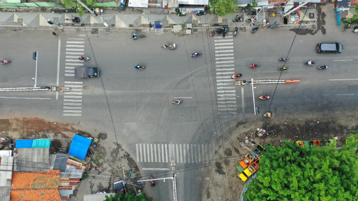 Jurus Dishub Surabaya Urai Kemacetan di Simpang Jalan Pandegiling ...