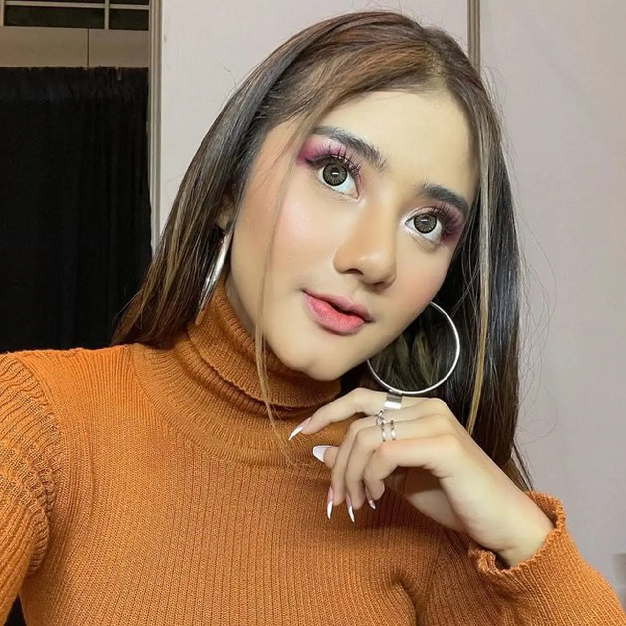 6 Potret Transformasi Ghea Youbi, Gayanya saat SMA Curi Perhatian - Hot ...