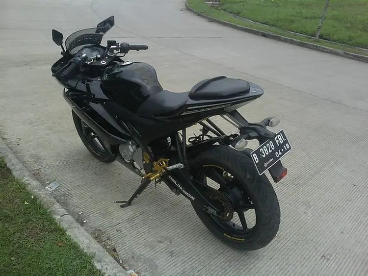 Modifikasi Yamaha Vixion Berkostum R15 V2 - Galeri Otosia.com