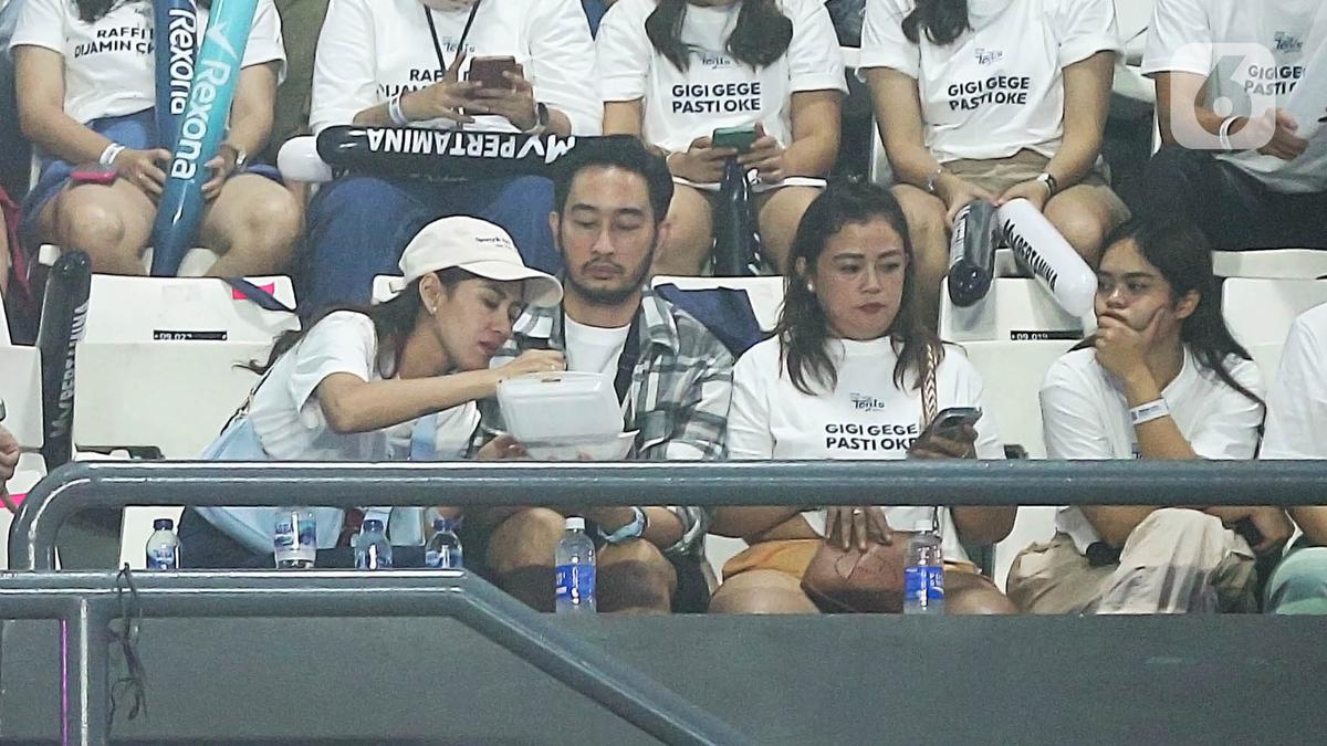 Ditengah Isu Perselingkuhan, Syahnaz Sadiqah Asyik Nonton Tenis Bareng ...
