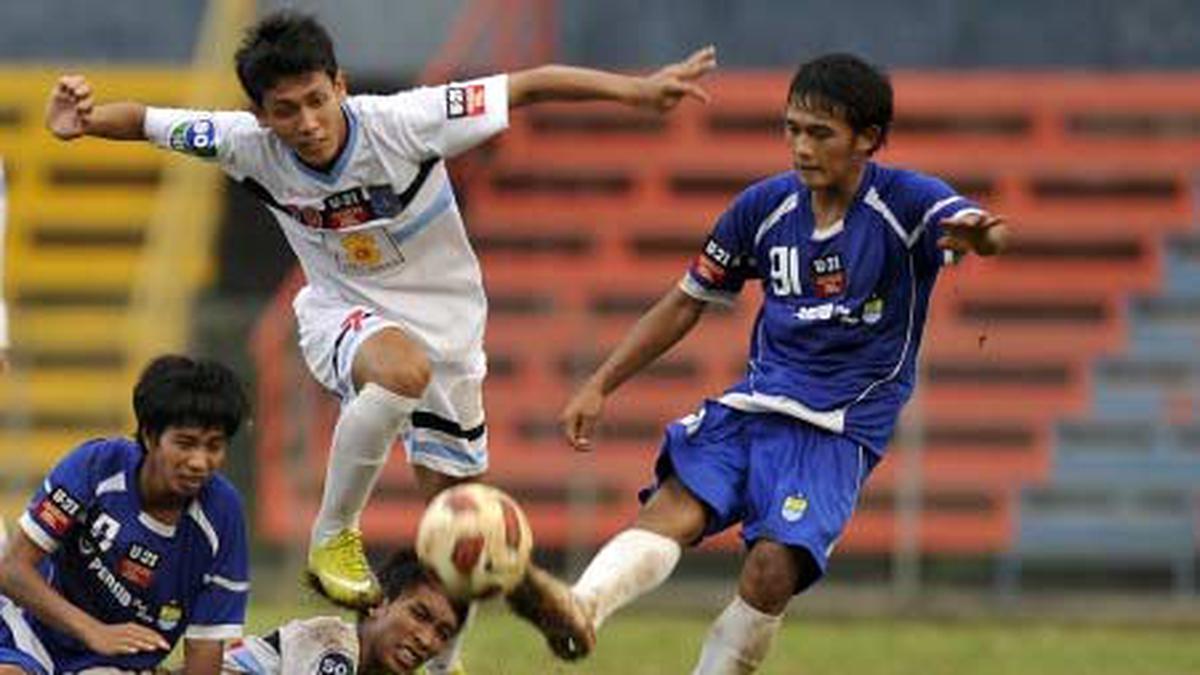 Aksi pemain Persib U-21 Asep Amung (kanan) pada pertandingan babak enam besar Indonesia Super ...