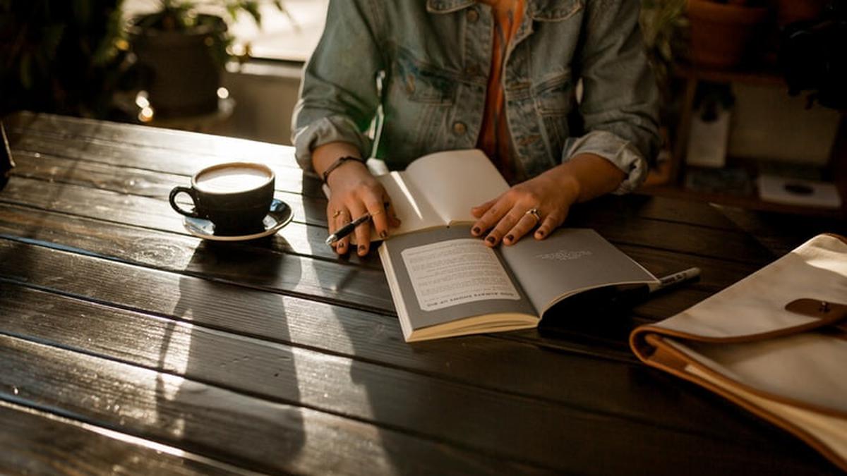 Contoh-Contoh Teks Ulasan Lengkap Beserta Strukturnya - Ragam Bola.com