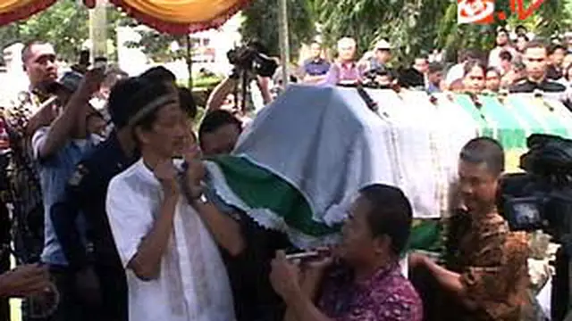 HIM Damsyik Dimakamkan di TPU Karet - ShowBiz Liputan6.com