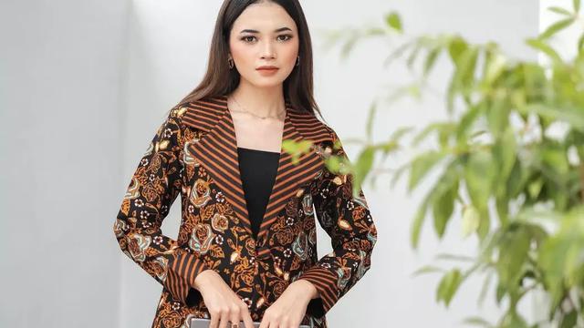 5 Inspirasi Model Jas Wanita Modern dan Elegan untuk April 2025