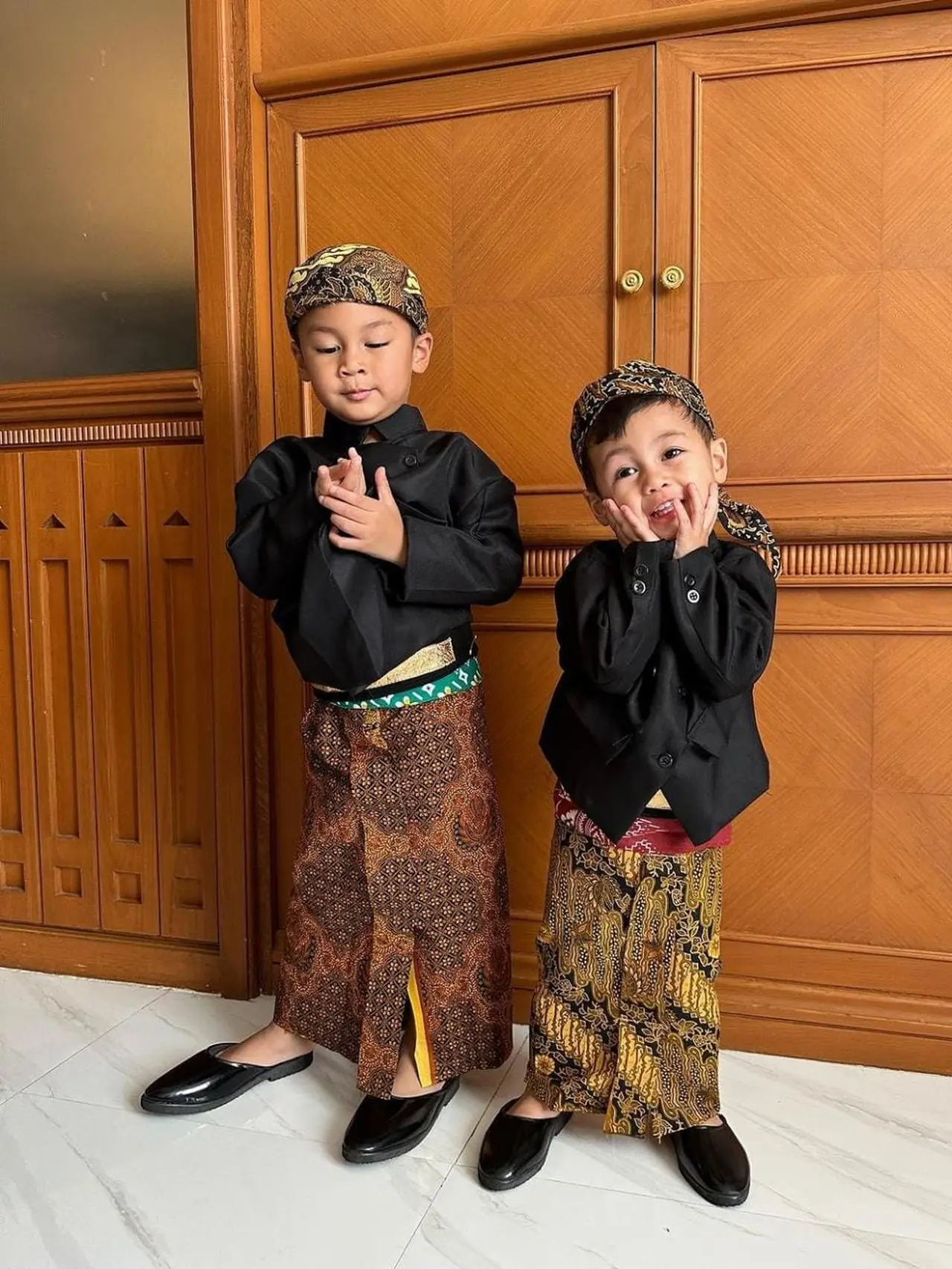 7 Potret Kiano Tiger Anak Baim Wong saat Mengenakan Baju Adat Jawa ...
