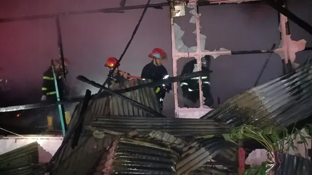 Kebakaran Hanguskan 10 Petak Kontrakan dan 1 Toko Bangunan di Padang, Kerugian Miliaran Rupiah ...