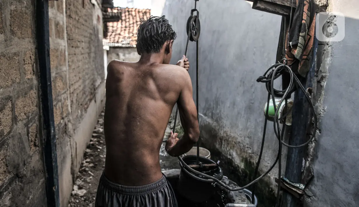 FOTO: Sumur Timba Masih Jadi Primadona Warga Pinggiran Ibu Kota - Foto ...