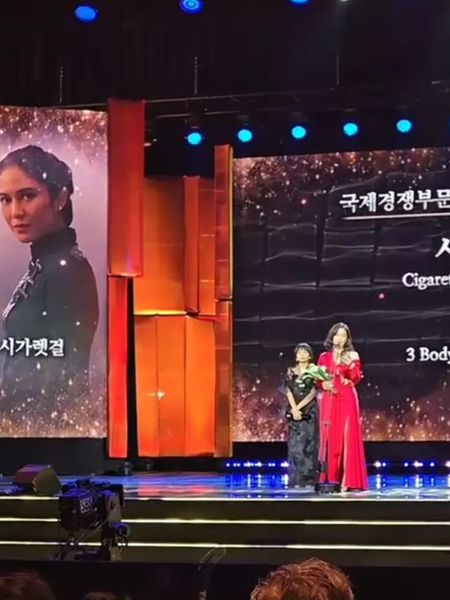 6 Potret Dian Sastro di Seoul Drama Awards 2024, Pamer Foto Bareng Artis Korea - Hot Liputan6.com