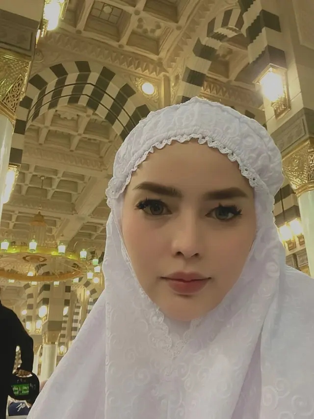 Tampil Berhijab, 7 Potret DJ Verny Hasan Saat Umrah Ini Tuai Sorotan ...