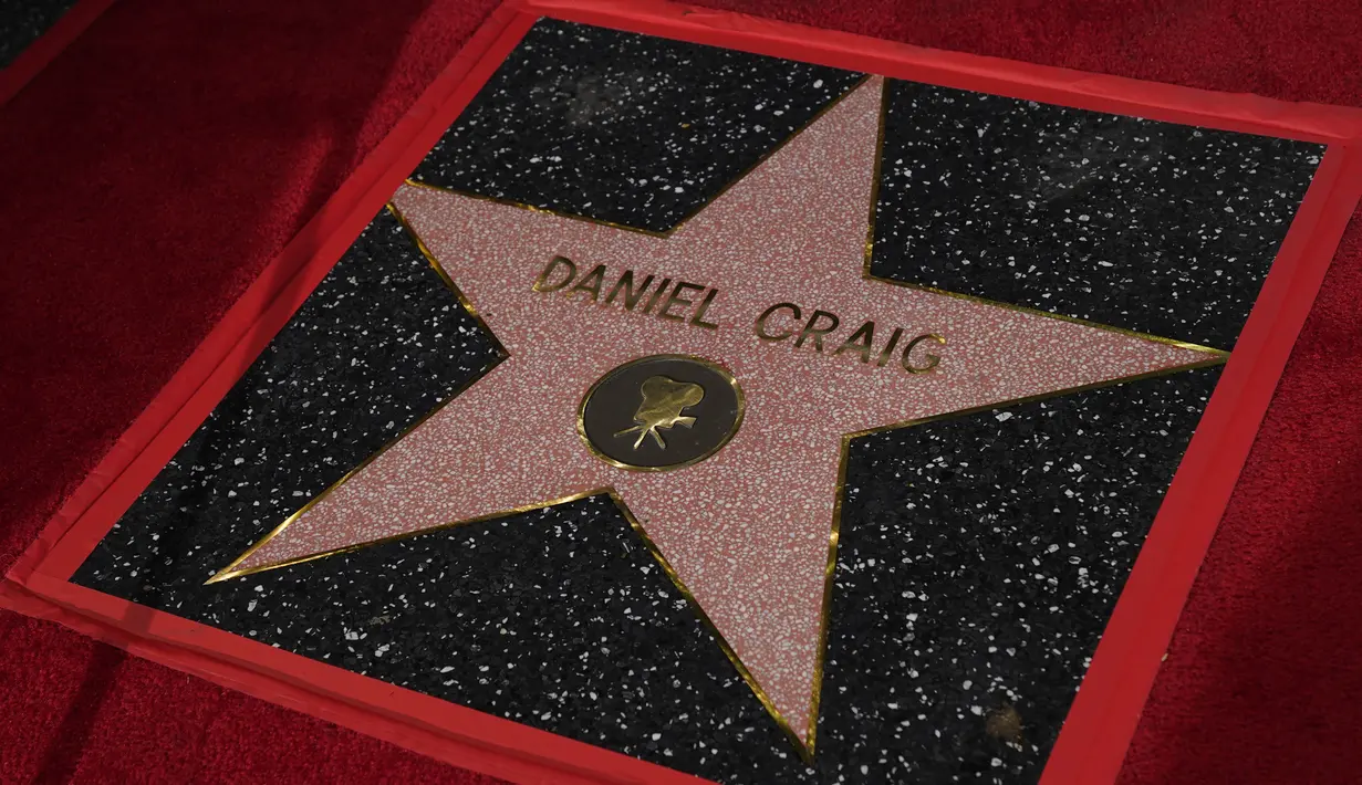 FOTO: Jejak Daniel Craig di Hollywood Walk of Fame - Foto Liputan6.com
