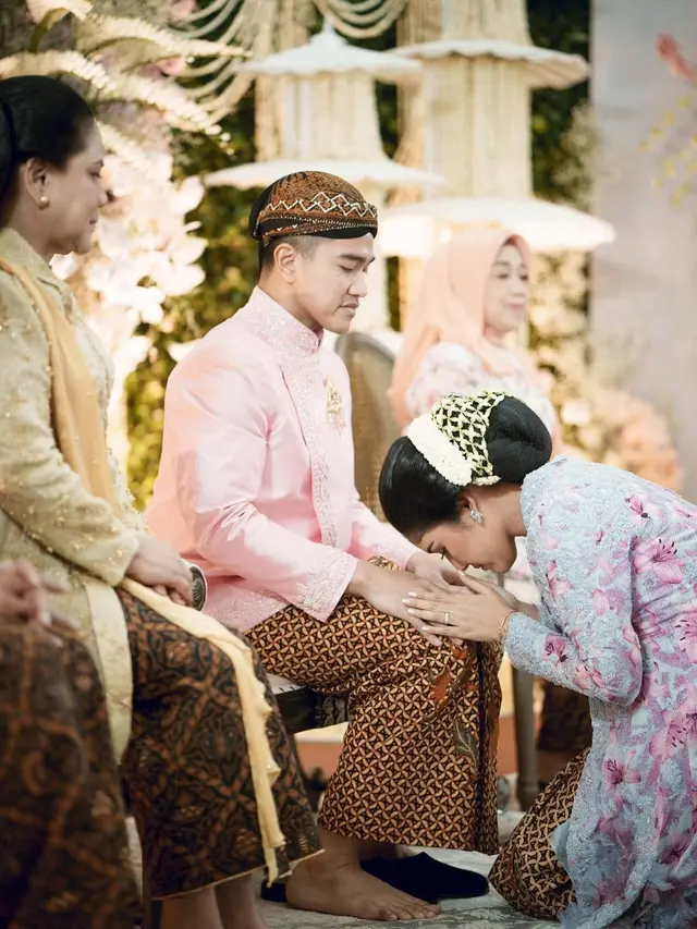 6 Potret Erina Gudono dan Kaesang Pangarep Mitoni, Panembahan Al Nahyan Malah Obok-obok Air ...