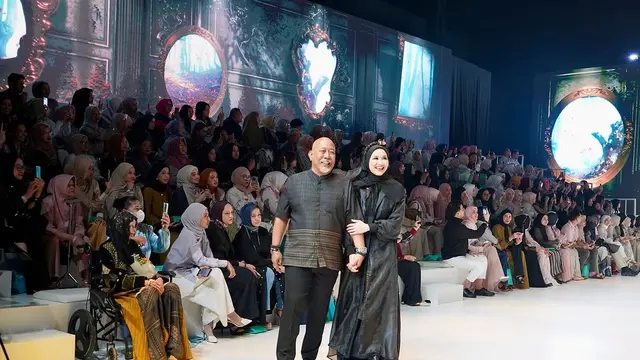 7 Potret Indro Warkop Jadi Model Catwalk, Tampil Serasi dengan Sang ...
