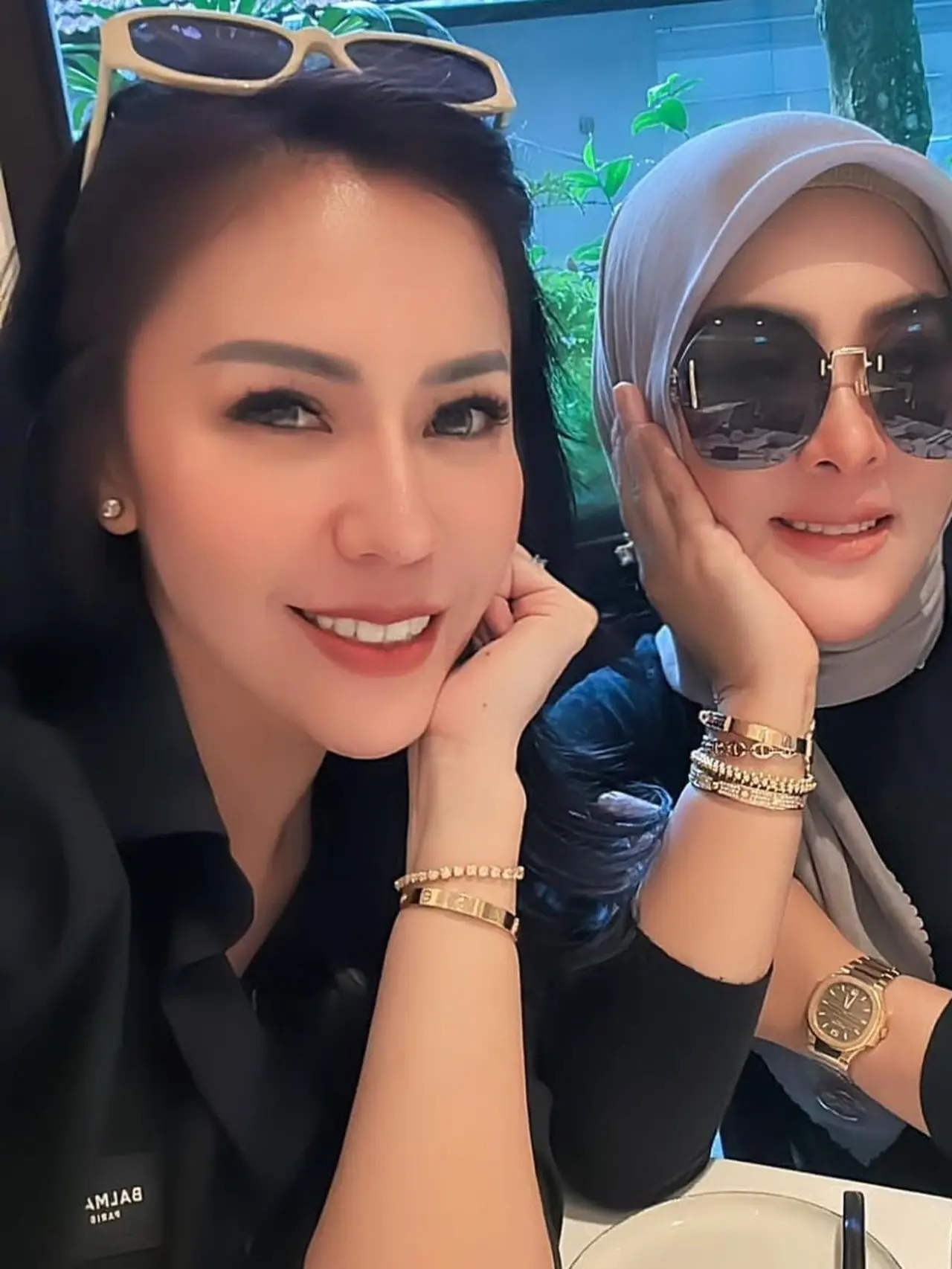 Kembali ke Singapura, Intip 7 Potret Syahrini dalam Balutan Baju Hitam - Entertainment Fimela.com