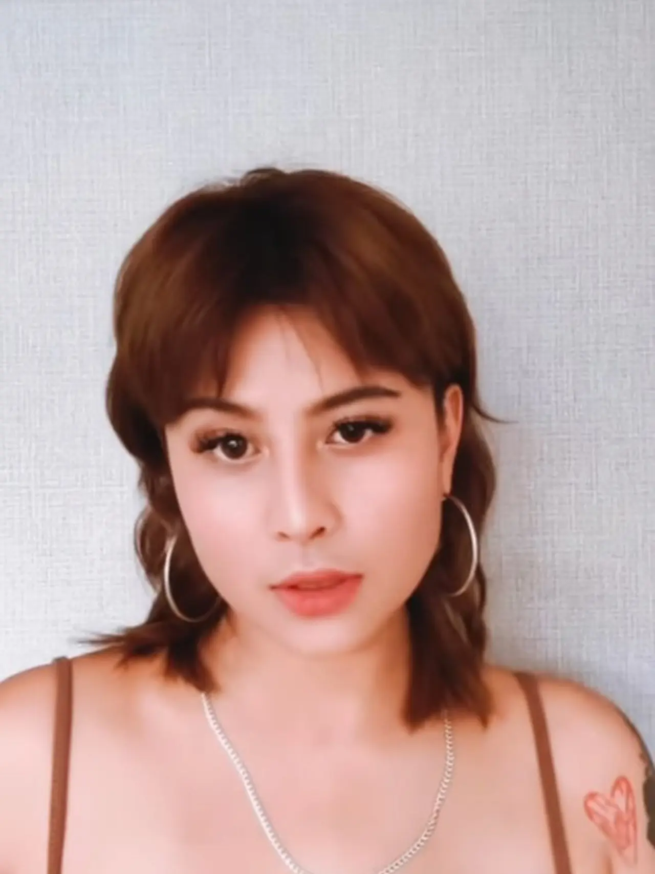 Bertato dan Gaya Rambut Mullet, Gaya Edgy Awkarin Sukses Curi Perhatian ...