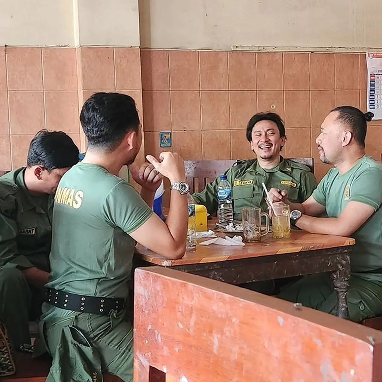 8 Potret Keseruan Geng The Prediksi Pakai Seragam Linmas, Netizen ...