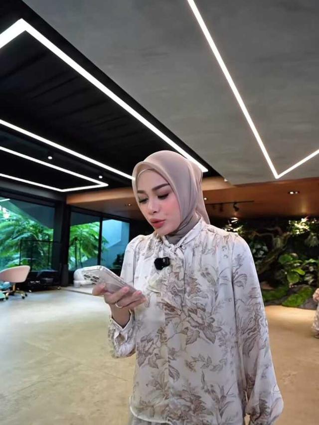 Model Blouse Motif Bunga ala Aurelie Hermansyah, Gaya Kasual yang ...