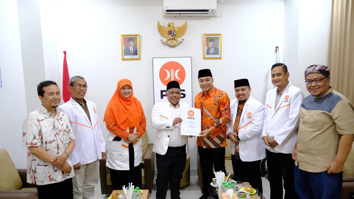 PKS Jatim Serahkan SK DPP untuk Pilkada Surabaya dan Kediri