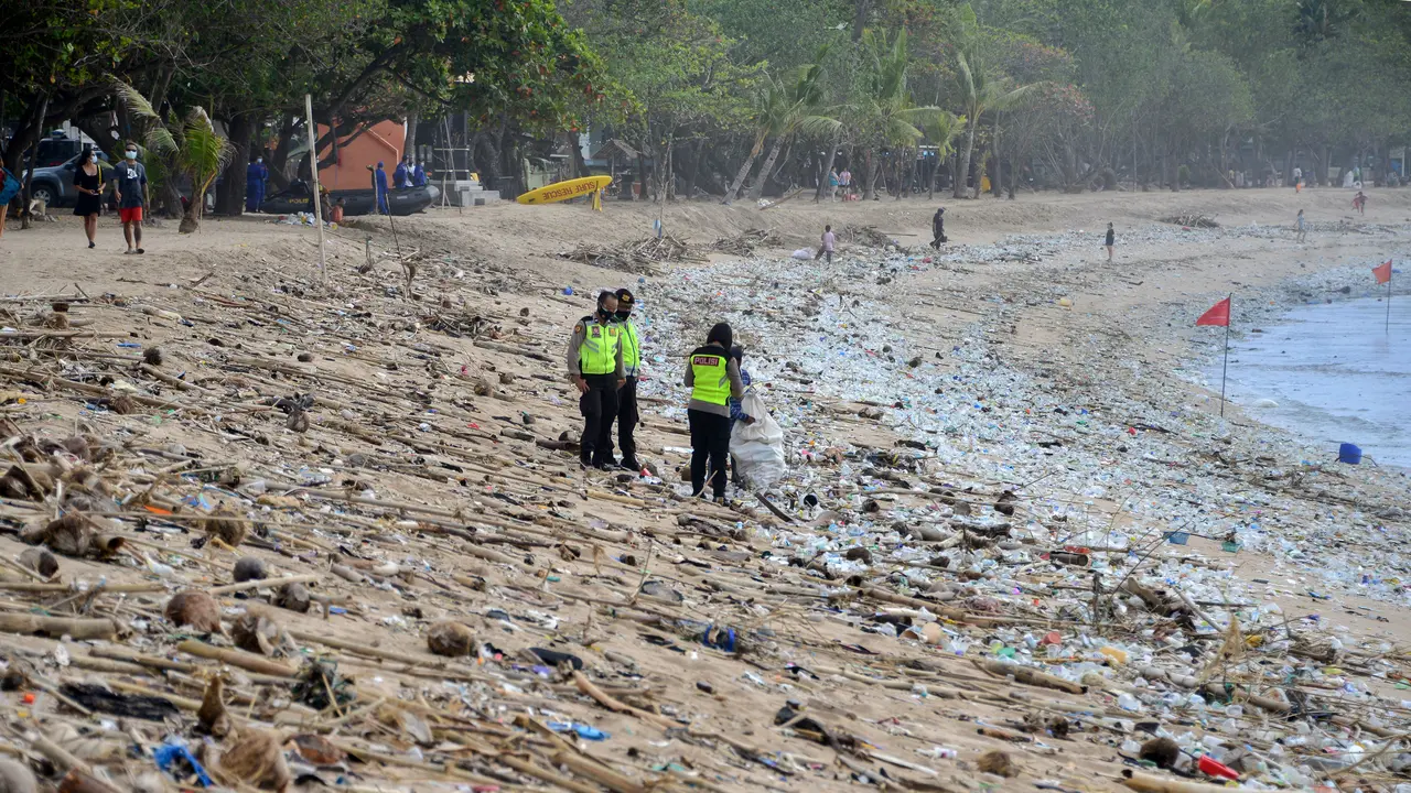 30 Ton Sampah Diangkut Usai Pembersihan di Pantai Kuta Bali - Lifestyle Liputan6.com